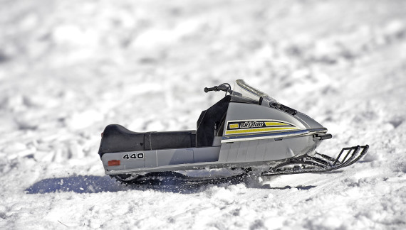 Cox Ski-Doo Silver Bullet 440 Snowmobile (1973) | RC/GrabBag.com